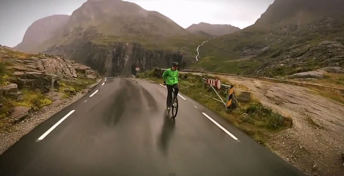 Stuntman Rides His Bike Backwards Down a Hill at 80km/h, While Avoiding ...